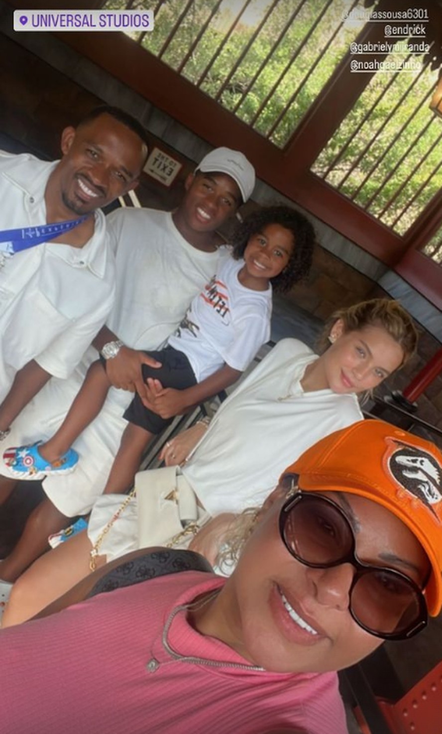 Gabriely Miranda surge sorridente com Endrick em foto na web