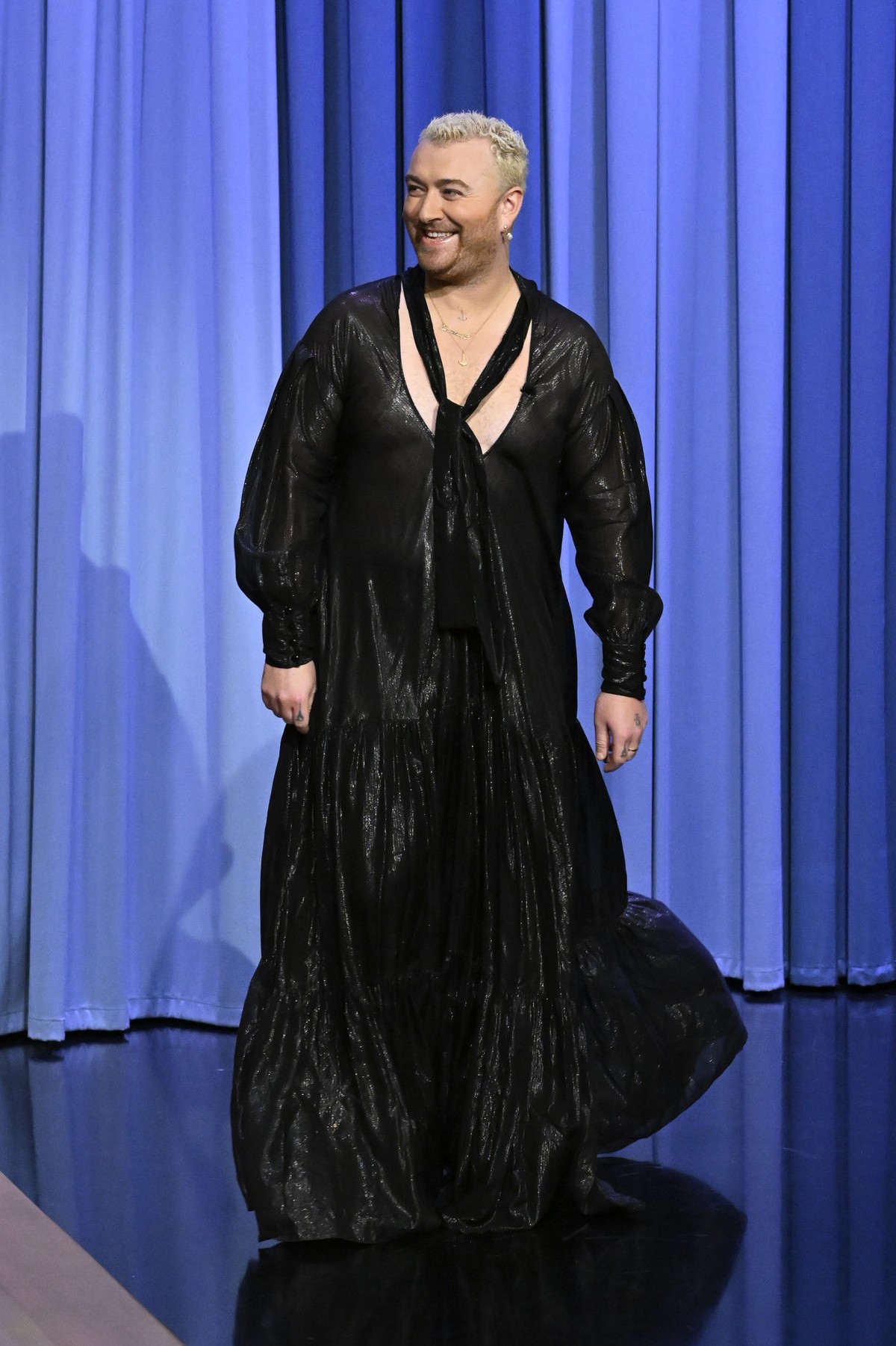 Sam Smith elege longo preto com decote e transparência para participar ...