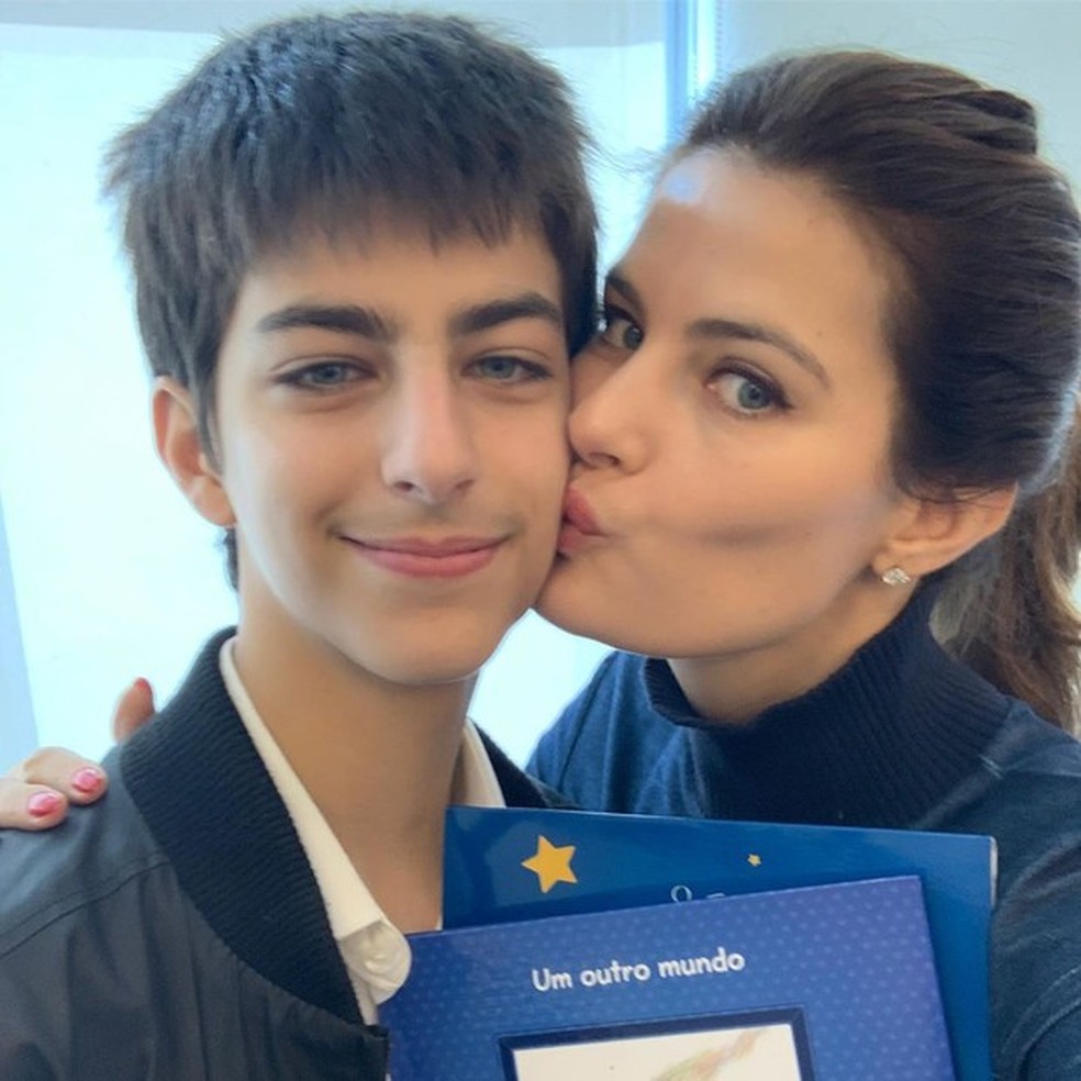 Isabeli Fontana e Henri Castelli celebram juntos o primeiro livro do filho