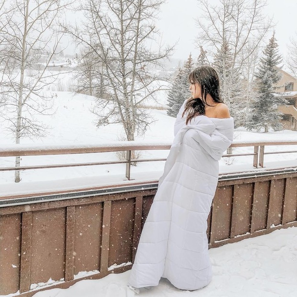 Só de edredom em Aspen, Samara Costa compartilha foto na neve
