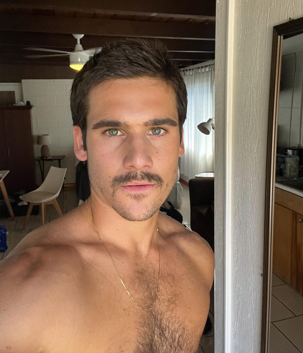 Nicolas Prattes inicia fim de semana 'no meio do mato'