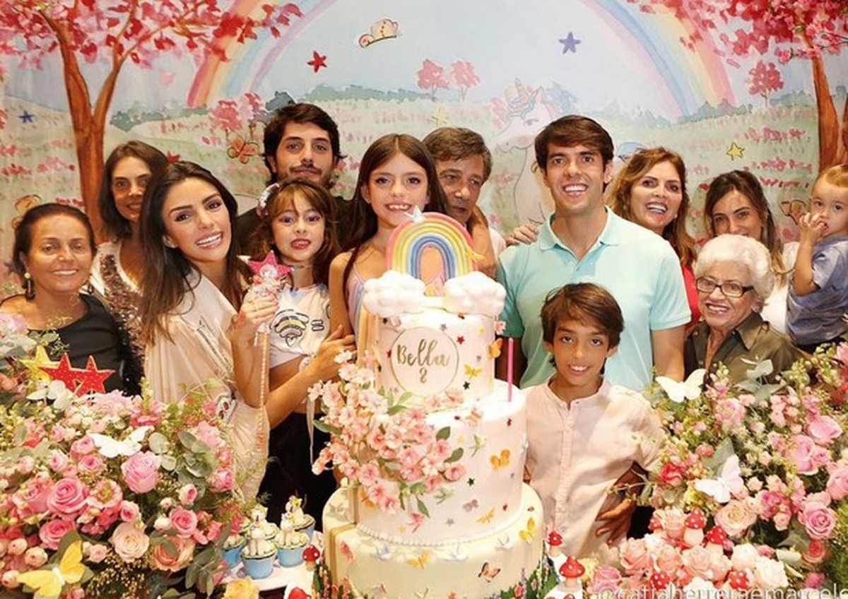 Kaká e Carol Celico aparecem juntos em aniversário da filha