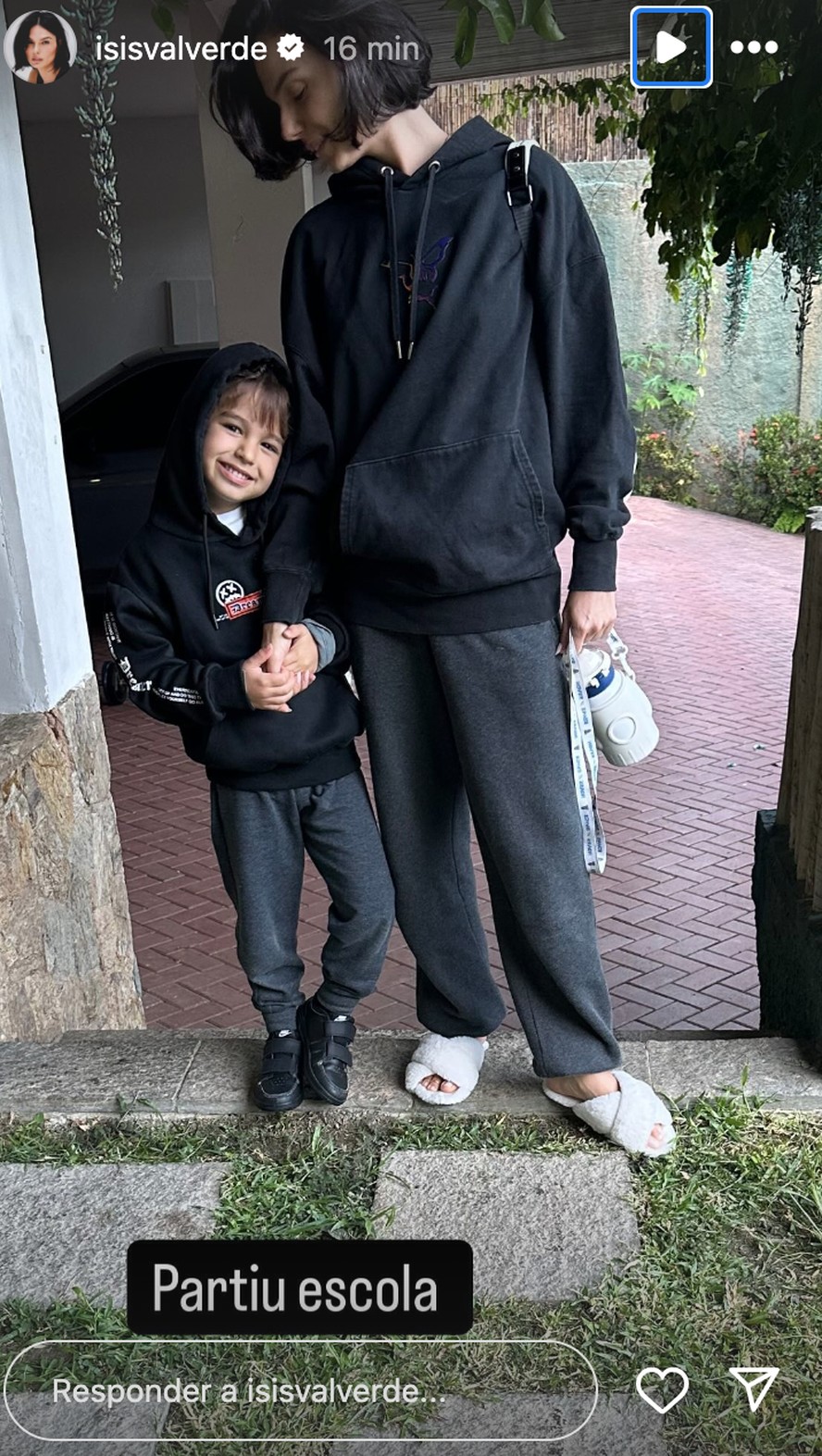 Isis Valverde mostra look de frio para levar Rael para a escola