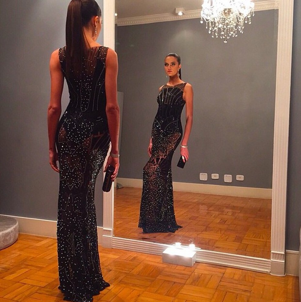 Barbara Fialho arrasa com longo Davidson Zanine no Brazil Foundation