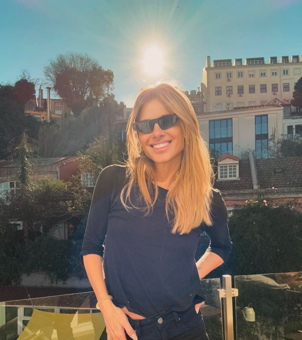 Carolina Dieckmann exibe look de inverno em mansão de Portugal