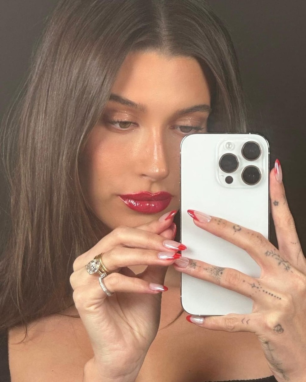 Hailey Bieber aposta em nail art de Natal
