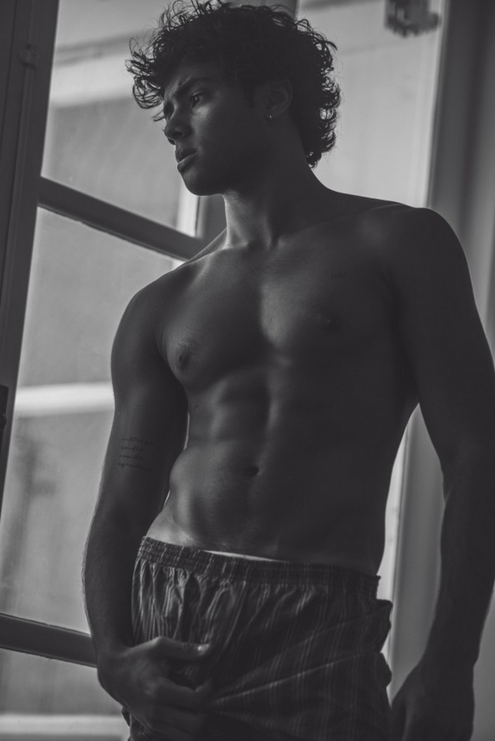 Exclusivo! Galã Gabriel Fuentes faz ensaio ousado com pouca roupa