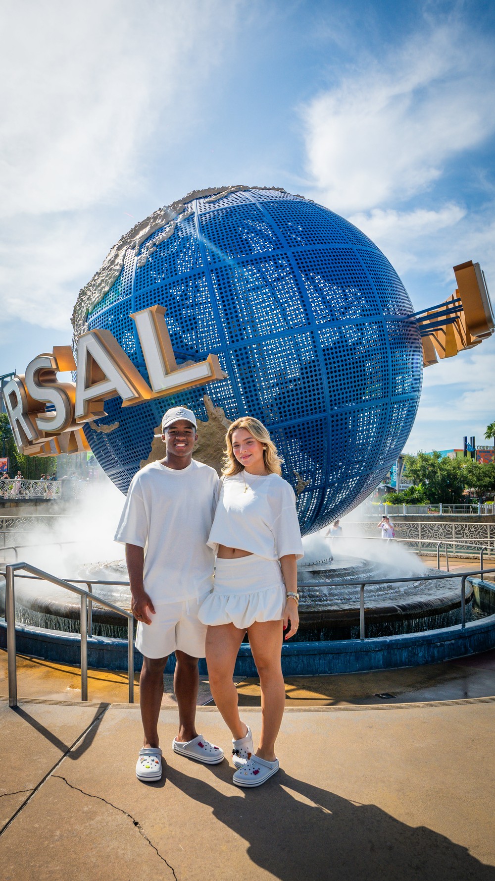 Endrick e namorada Gabriely Miranda se divertem no Universal Orlando Resort