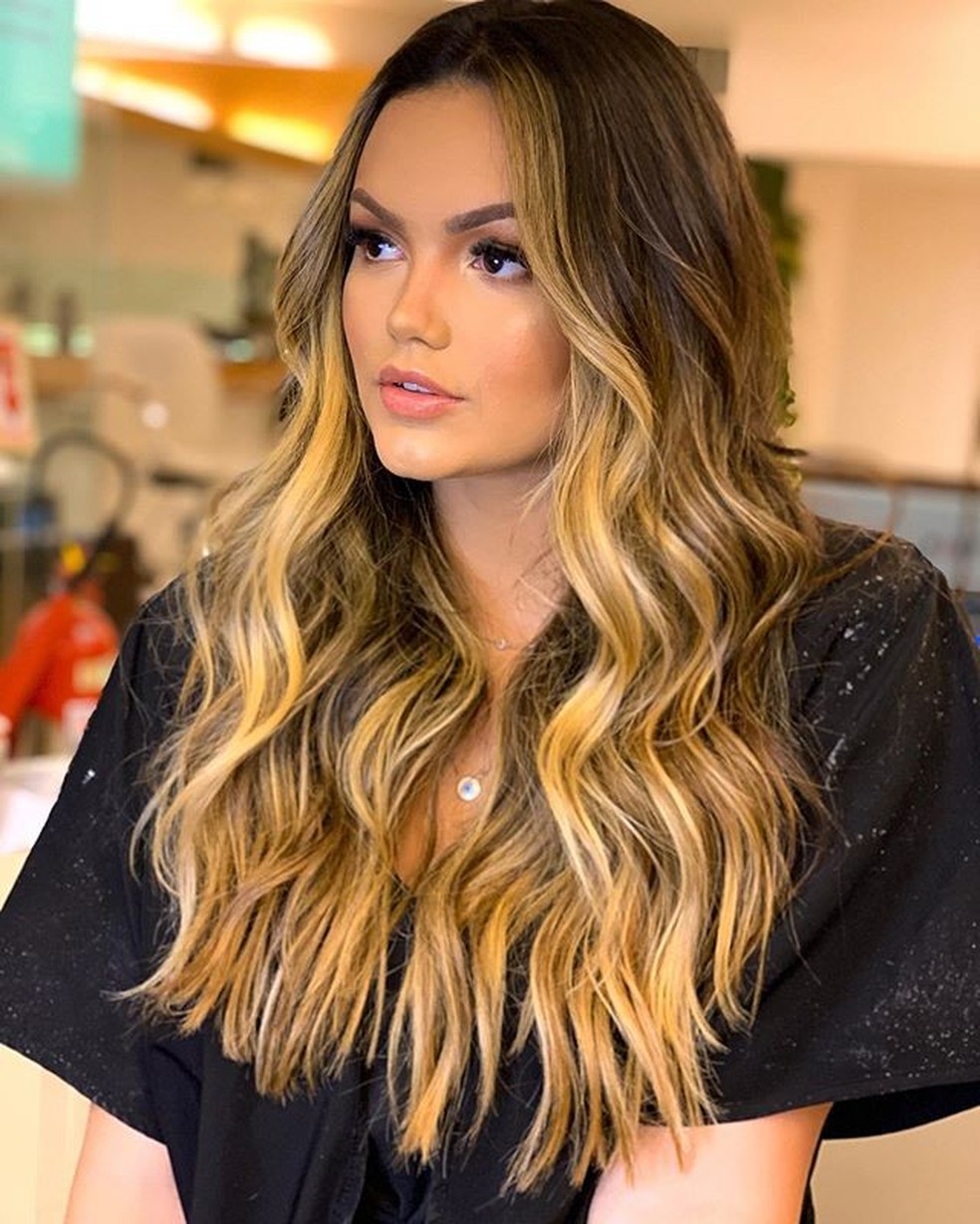 Suzanna Freitas posa toda musa e declara: 'Avistando o fim de semana'