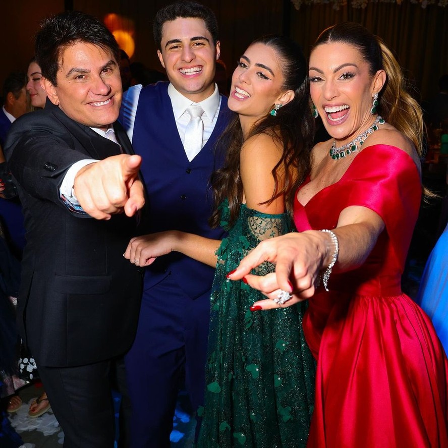 Elaine Mickely abre álbum de fotos de casamento do filho, Luigi César