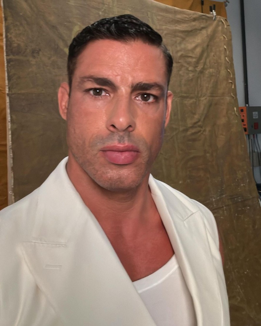 Cauã Reymond surge com novo visual e brinca: 'Por que tão sério?'