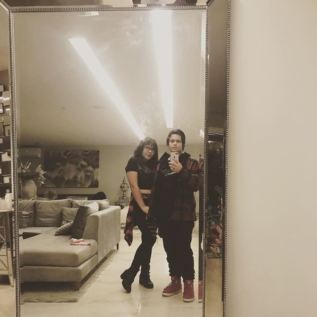 Filho de Mayra Cardi leva namorada para morar com a família no Rio