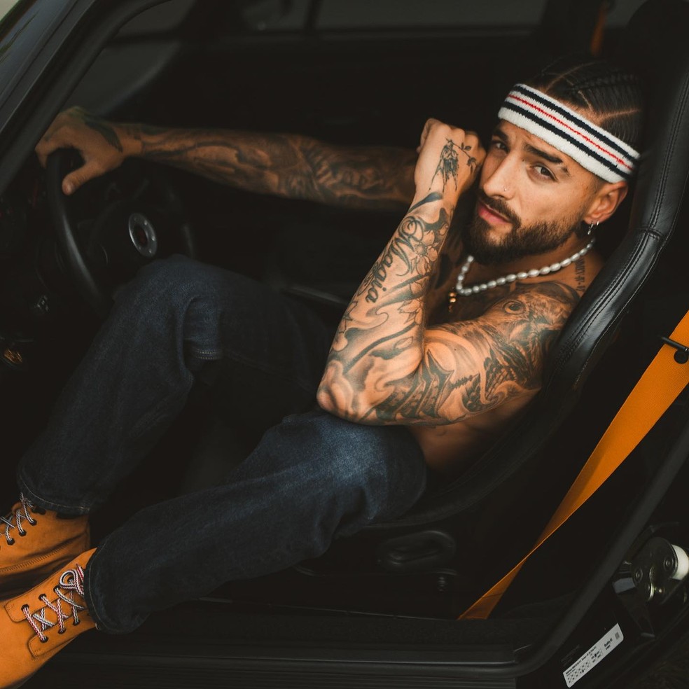 Maluma para a web ao posar em automóvel de luxo