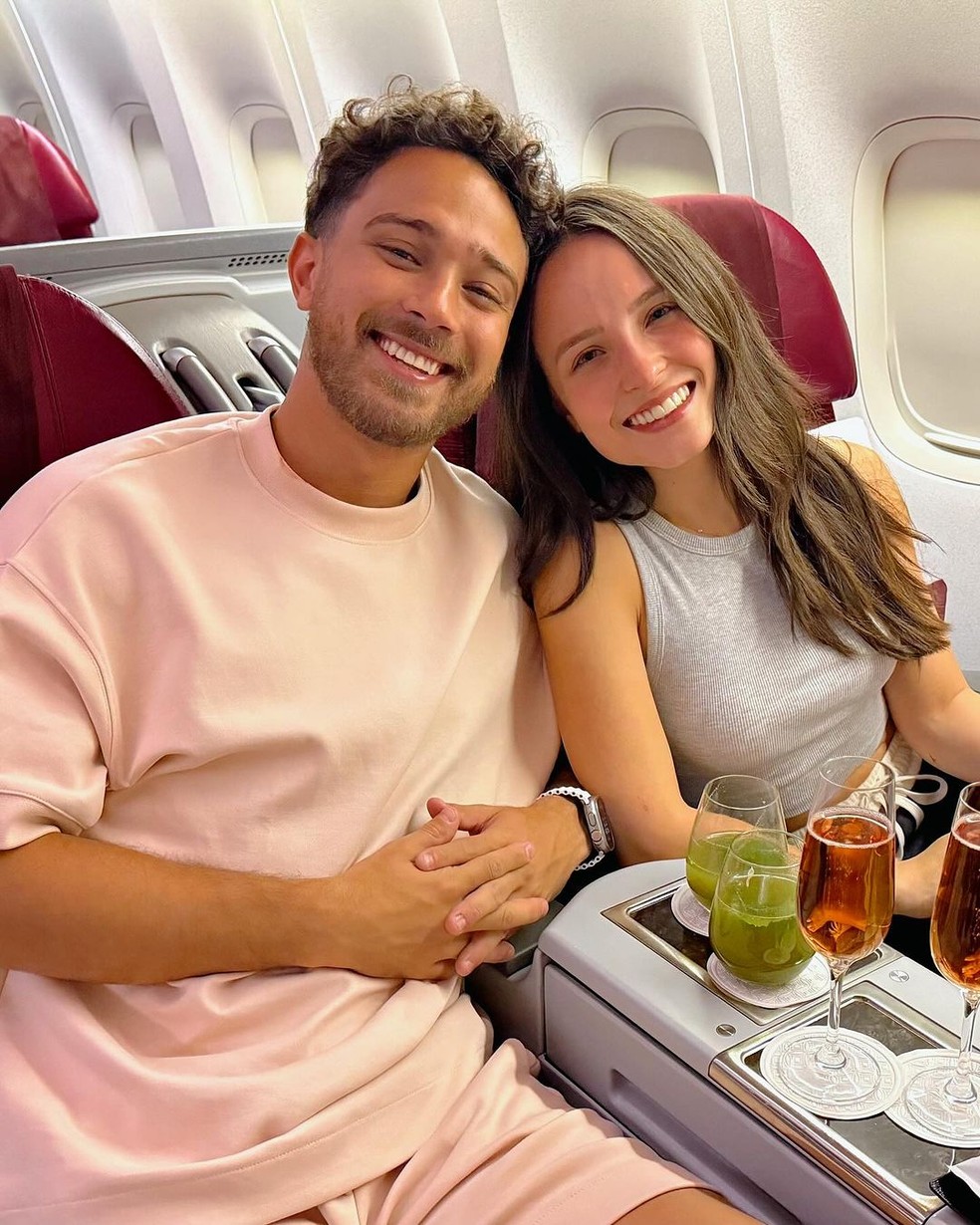 André Luiz Frambach abre álbum de fotos ao lado de Larissa Manoela no Qatar