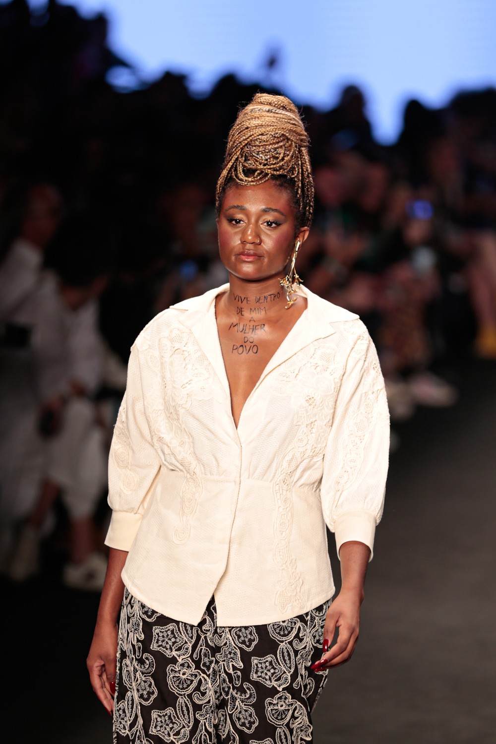 Sarah Aline brilha na passarela da Thear no SPFW N55