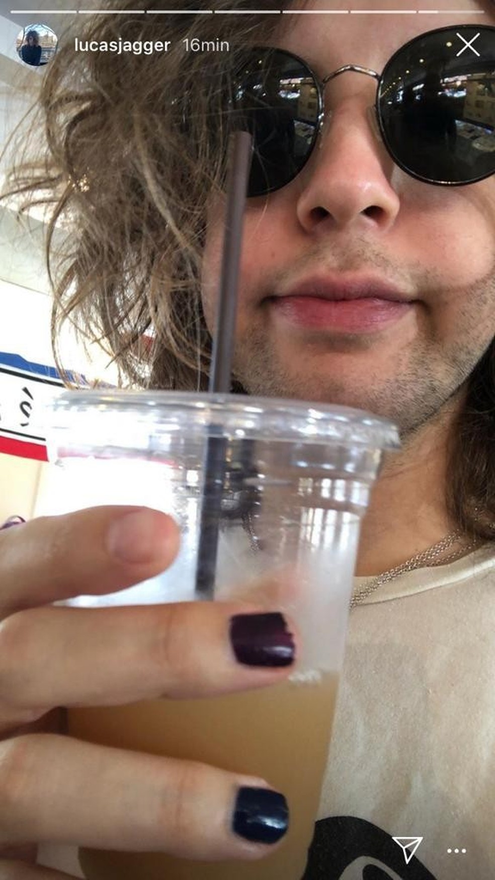 Filho de Luciana Gimenez, Lucas Jagger adere às unhas pintadas