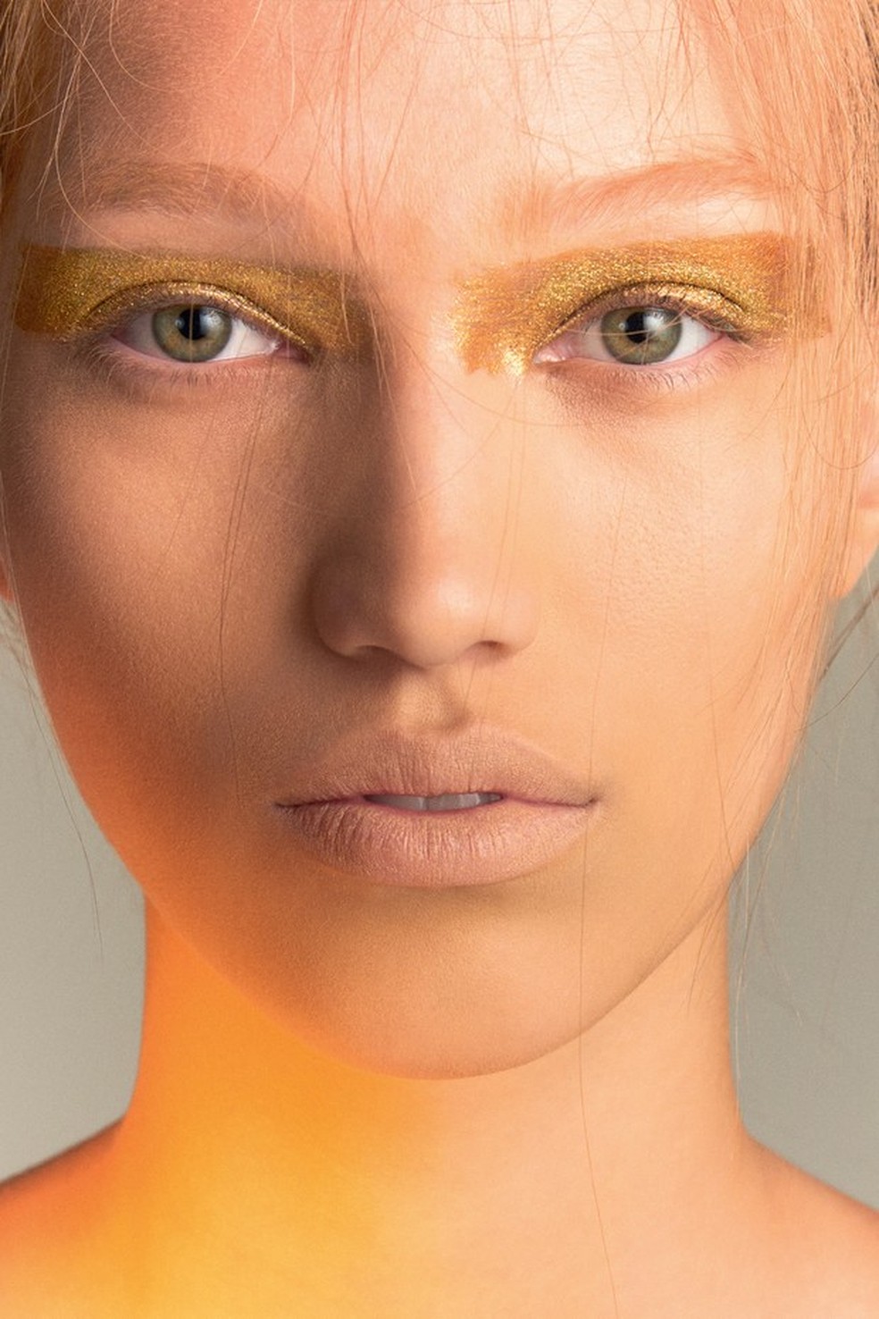 Azul com brilho: a cor definitiva da maquiagem da estação