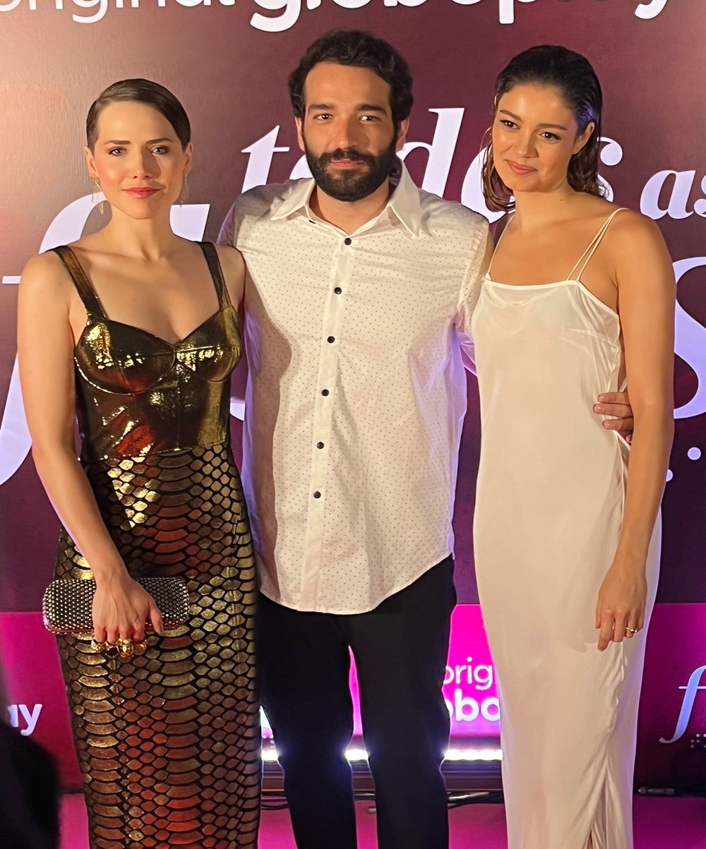 Nascida em Paris, Yara Charry canta em francês ao lado de Mumuzinho ...