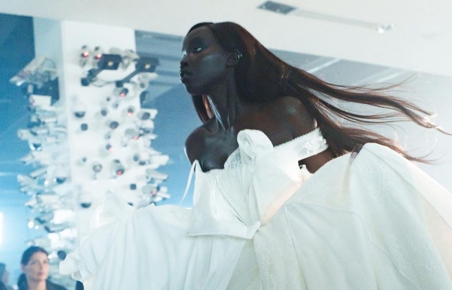 Modelo revela que 'momento de pânico' a fez sair correndo da passarela ...