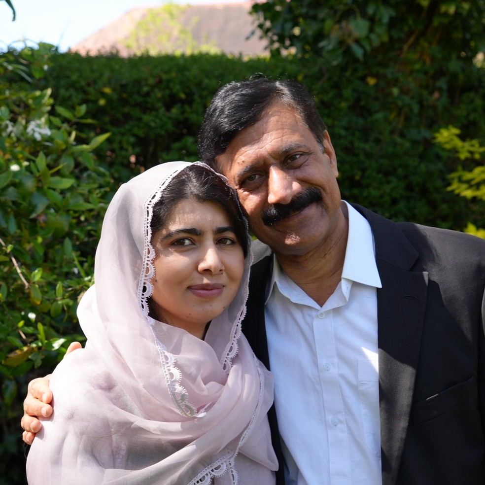 Malala faz post divertido para homenagear o pai: 'Consegue dormir em ...