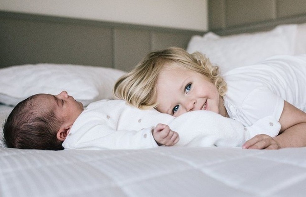 Alisson Becker compartilha registros do batismo do filho recém-nascido ...