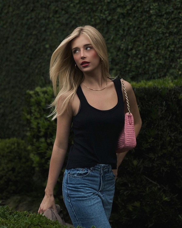 De visual novo, Duda Reis posa com bolsa grifada pink