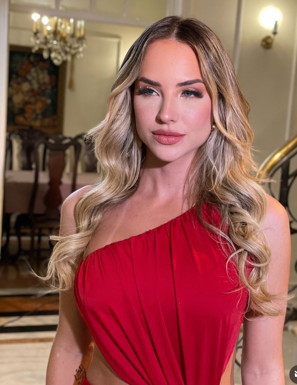 Gabi Martins para a web com look all red