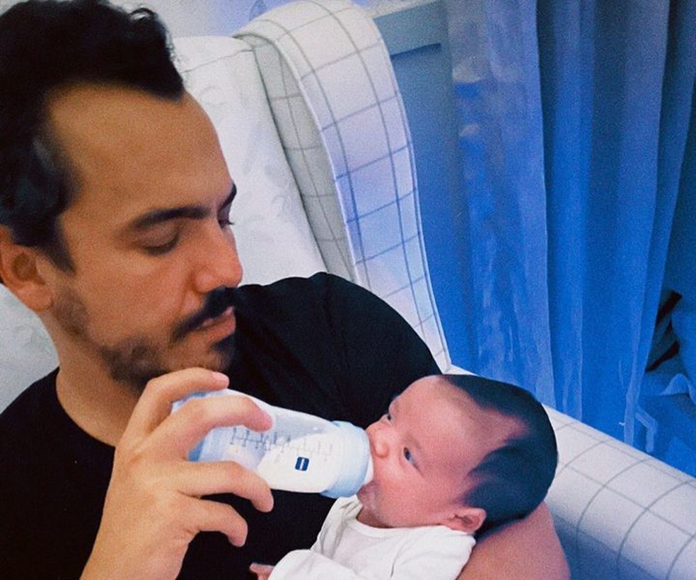 Gabriela Pugliesi brinca com Tulio Dek amamentando o filho, Lion ...