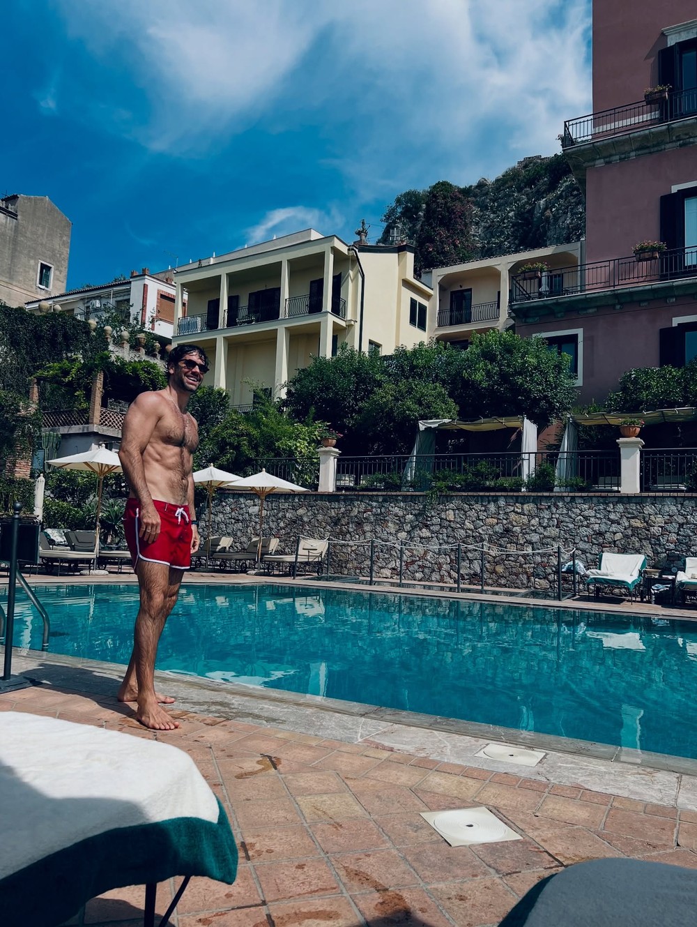 Marcos Pitombo agita a web ao posar renovando o bronzeado: 'Perfeição'