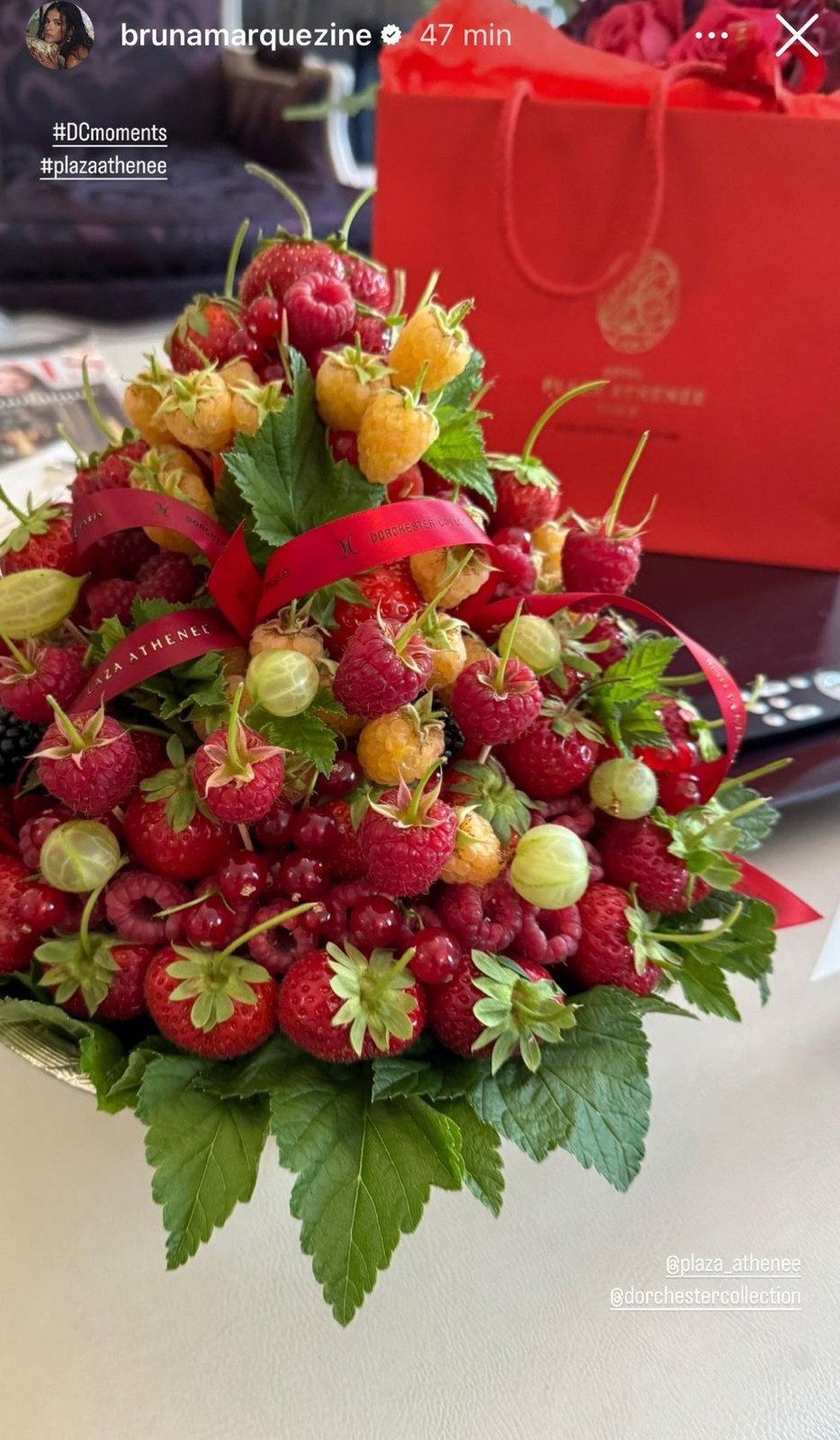 Depois de João Guilherme, Bruna Marquezine desembarca em Paris e mostra ...