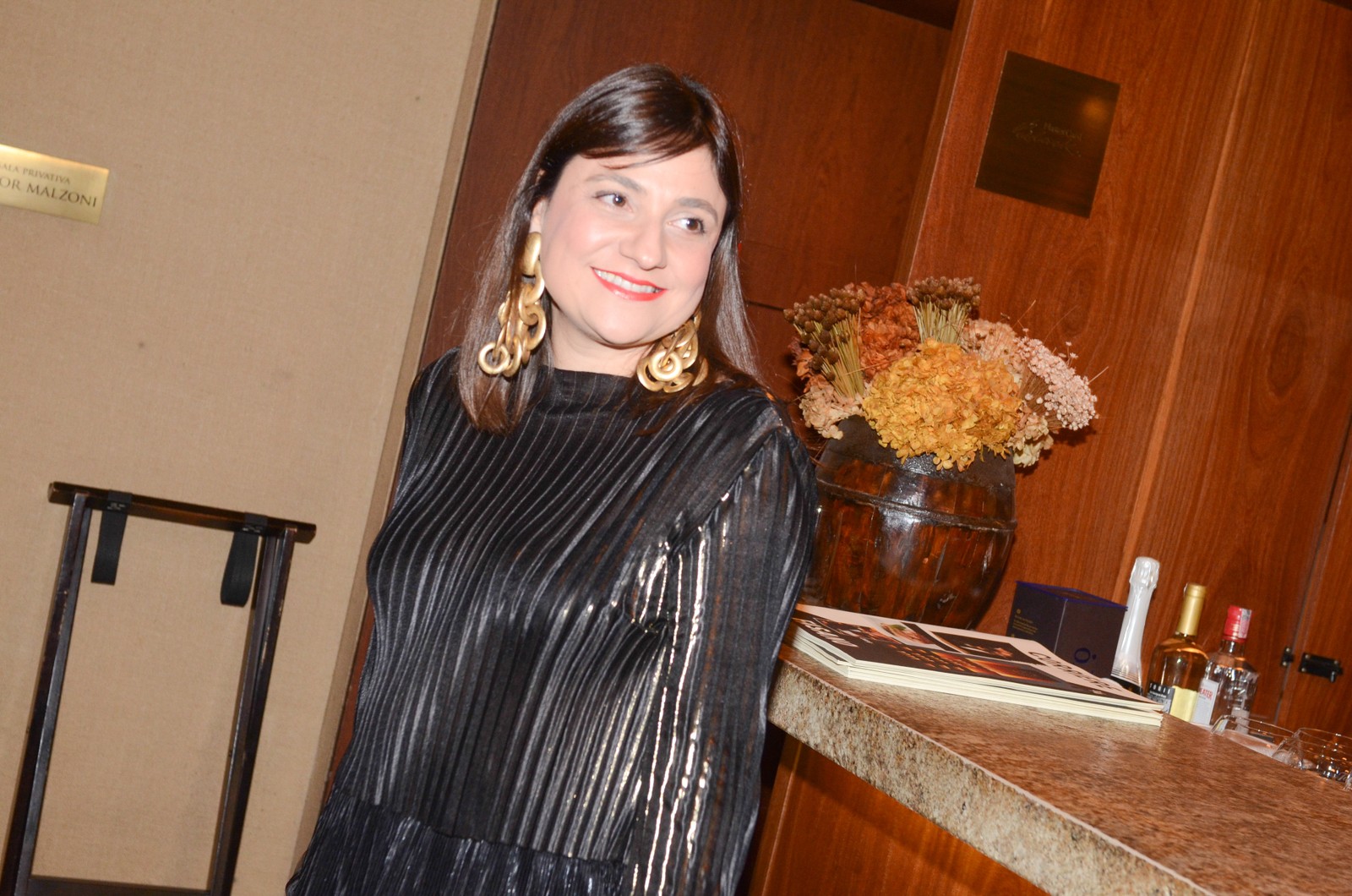 Schutz arma jantar em torno de time de stylists americanos