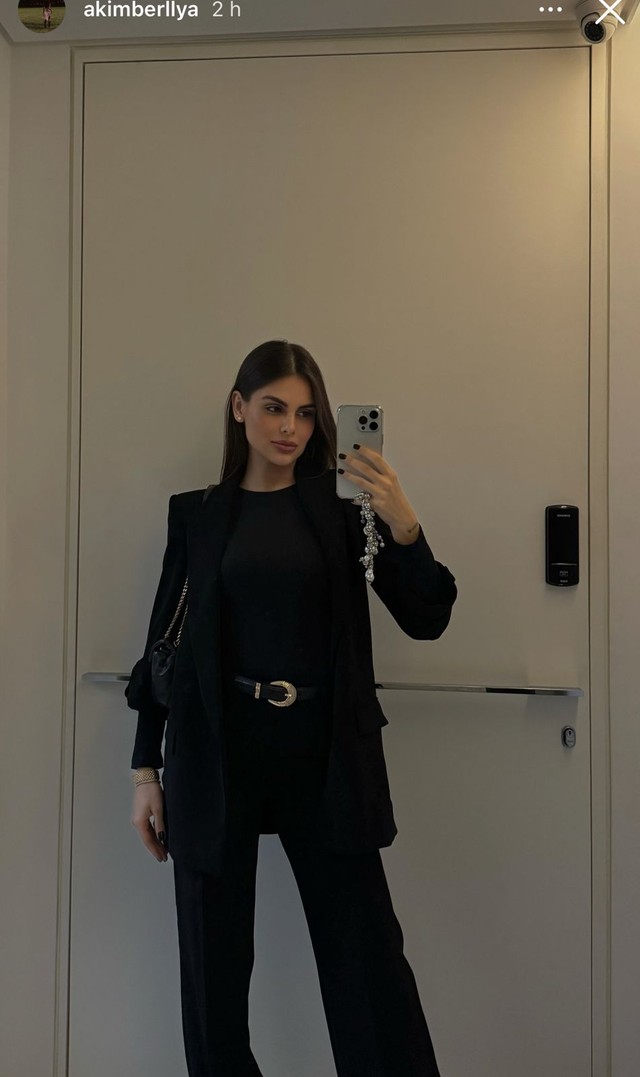 Amanda Kimberlly esbanja elegância em selfie no espelho
