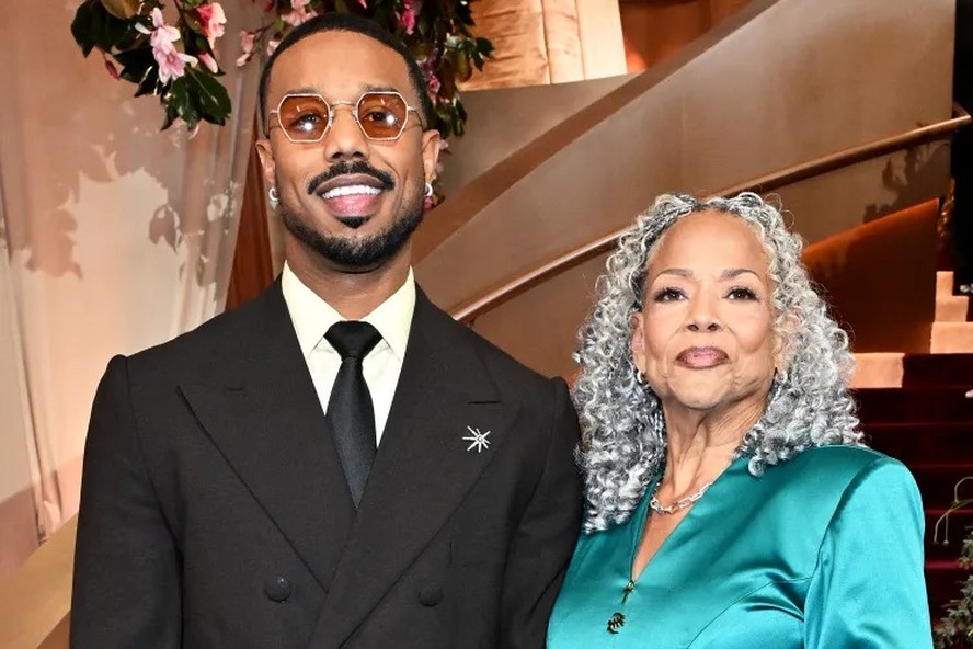 Michael B. Jordan conta como sua mãe reagiu à cantada de Nikki Glaser ...