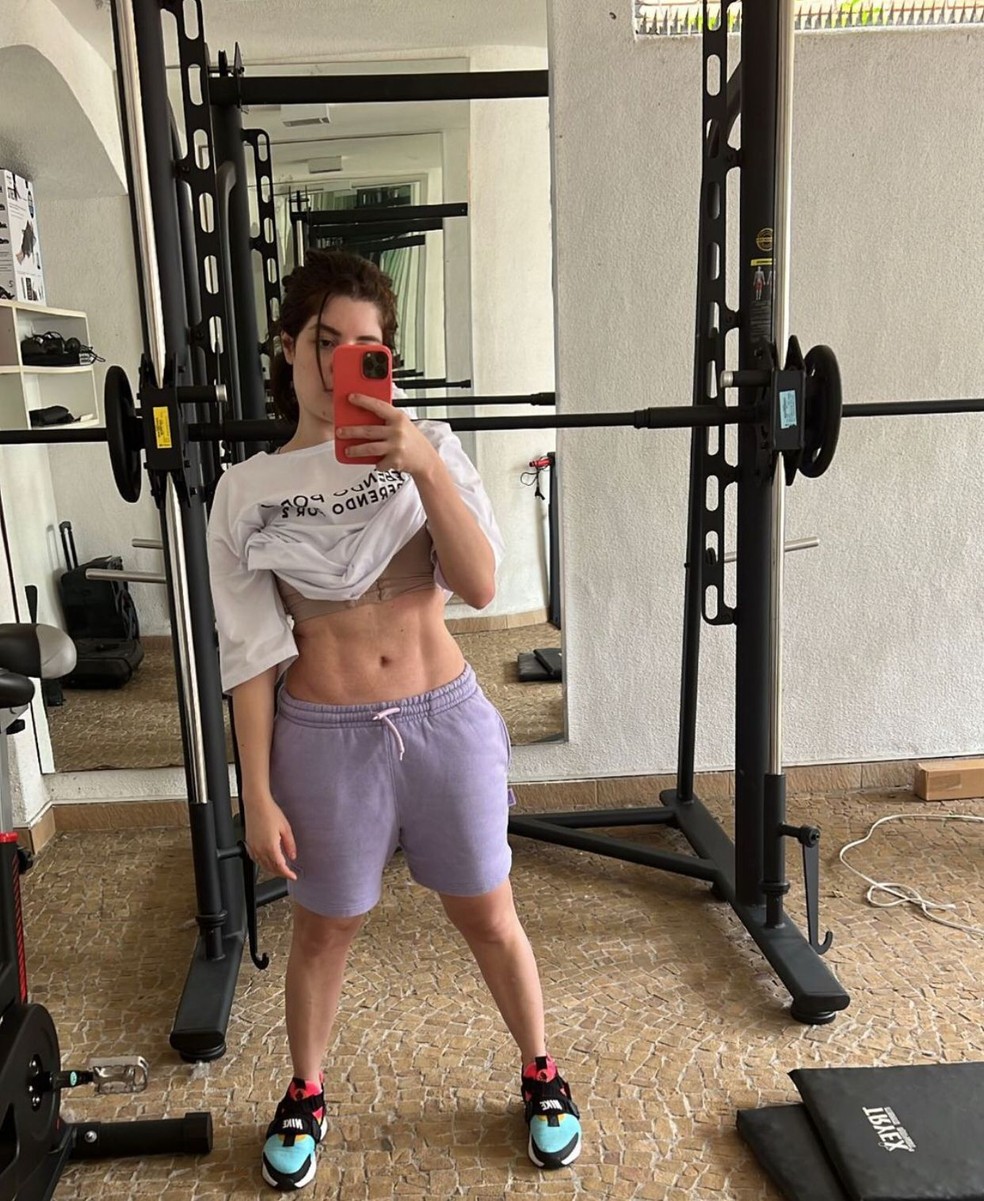 Gkay exibe barriga chapada ao posar na academia