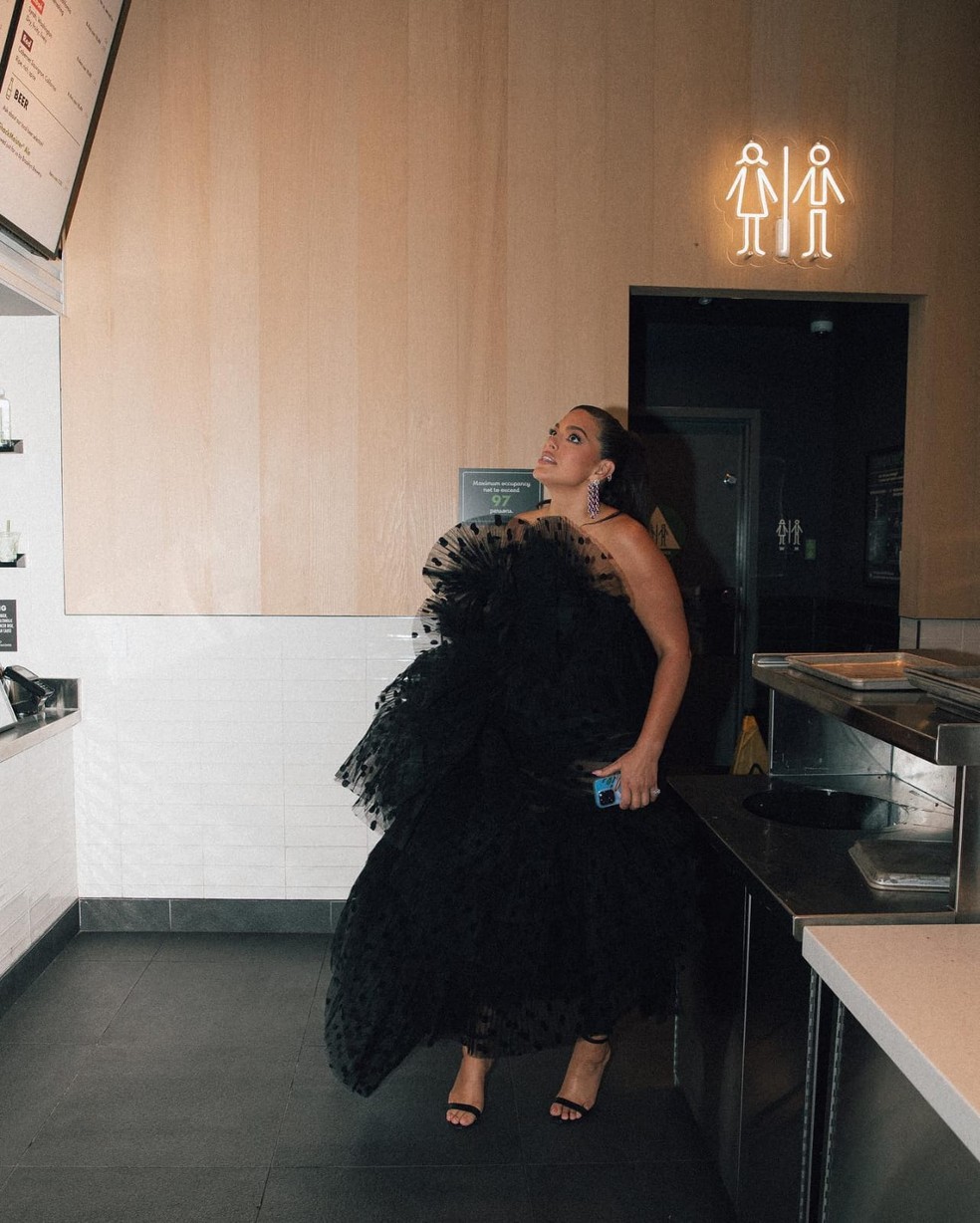 Ashley Graham faz ensaio encantador em loja de fast food