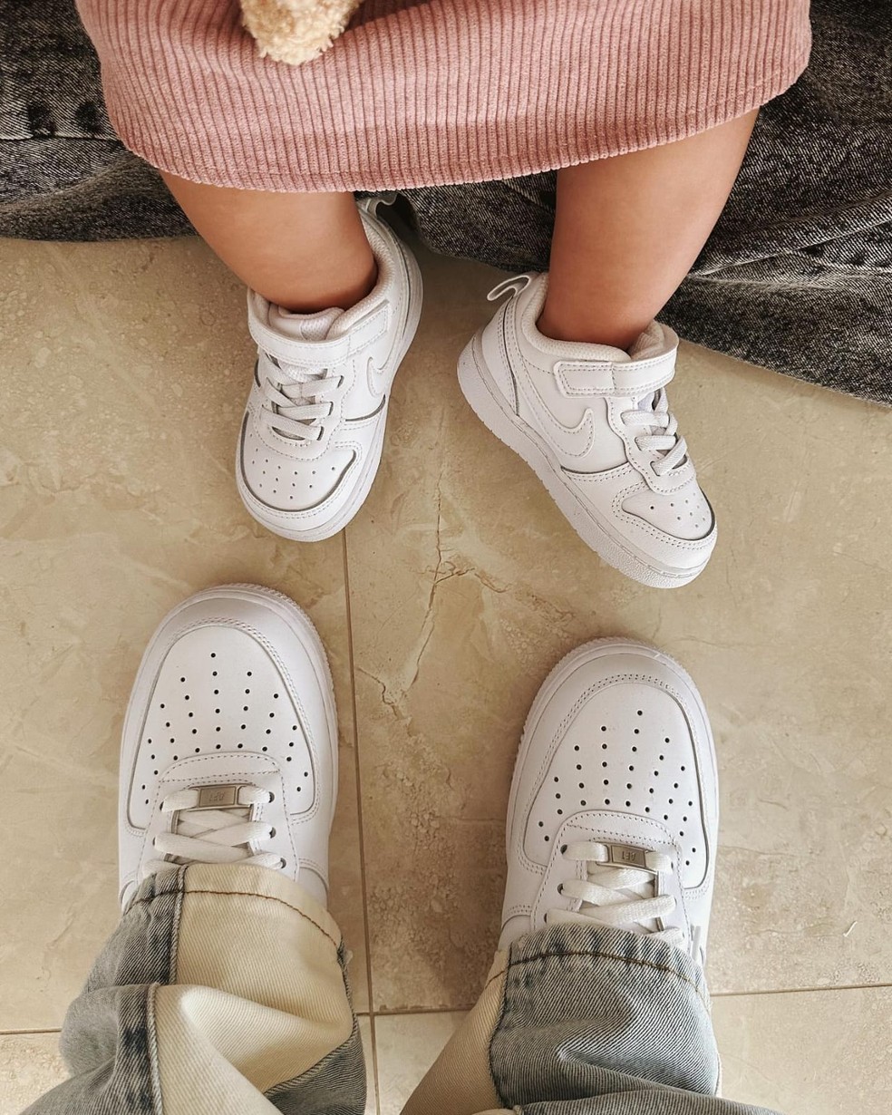 Karoline Lima celebra os 27 anos ao lado da filha e de Gui Araujo