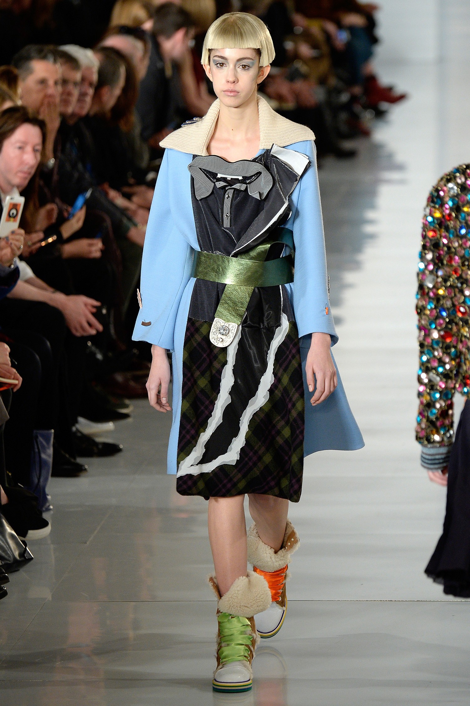 Maison Margiela brinca com o contraste de materiais no inverno 2017