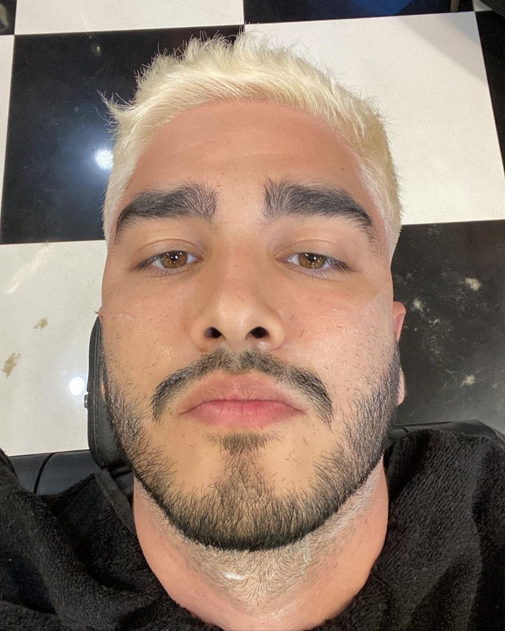Leo Bittencourt radicaliza no visual e surge com os cabelos platinados