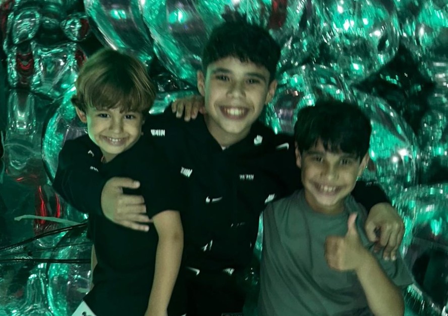 Isis Valverde mostra momento do filho Rael com os enteados João e José