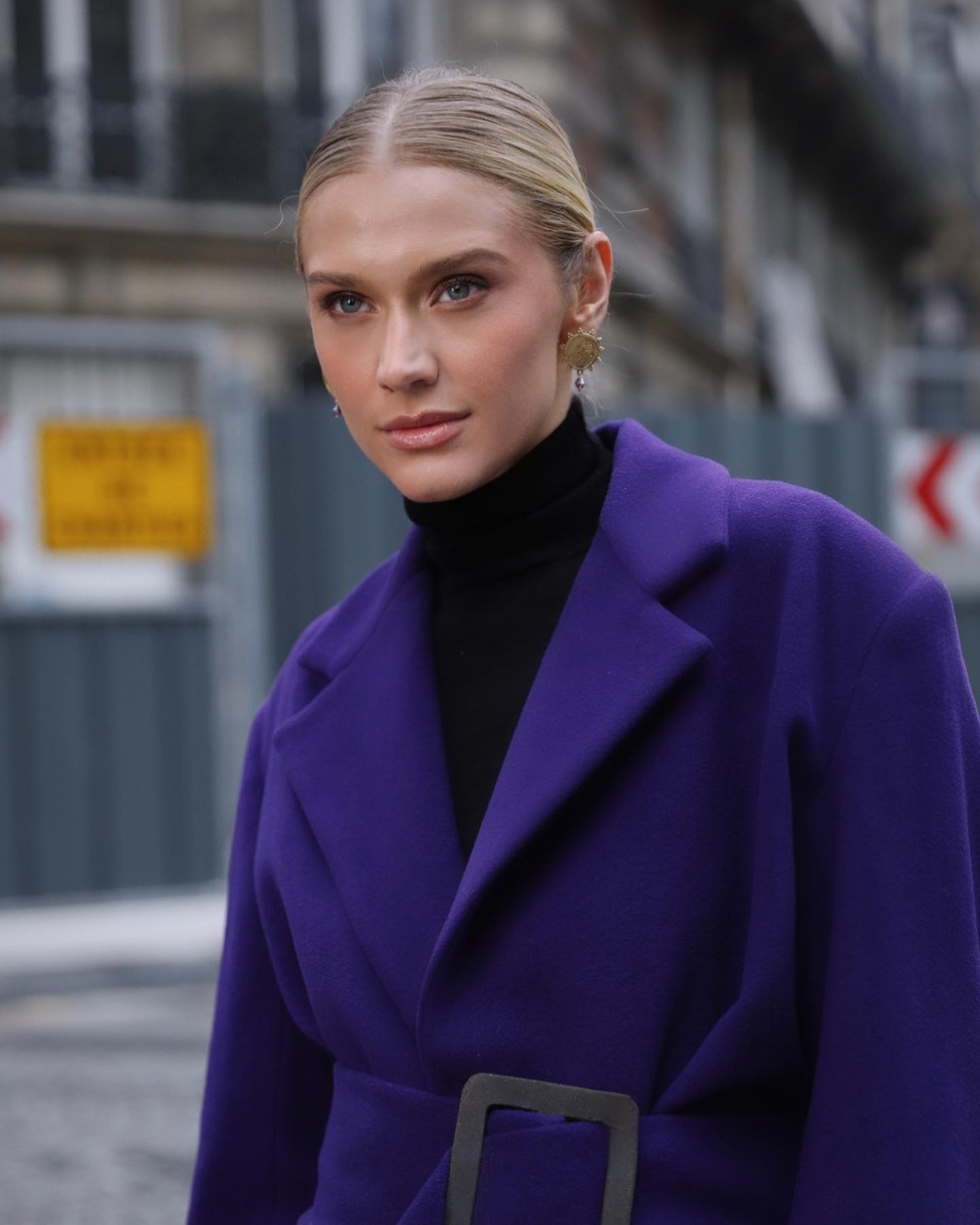 Celina Locks exibe mais um look fashionista na Semana de Moda de Paris