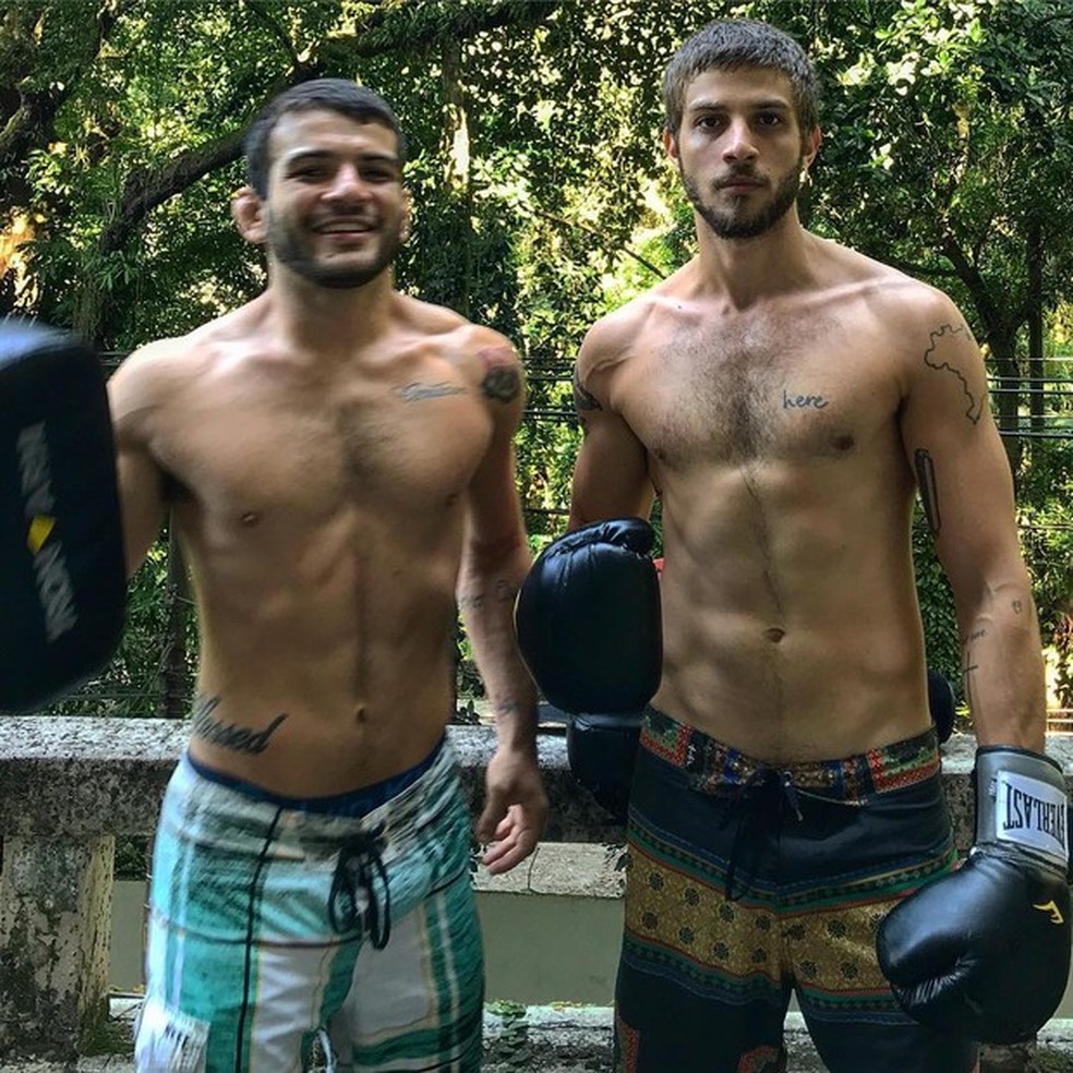 Chay Suede mostra corpo sarado e arranca suspiro das fãs