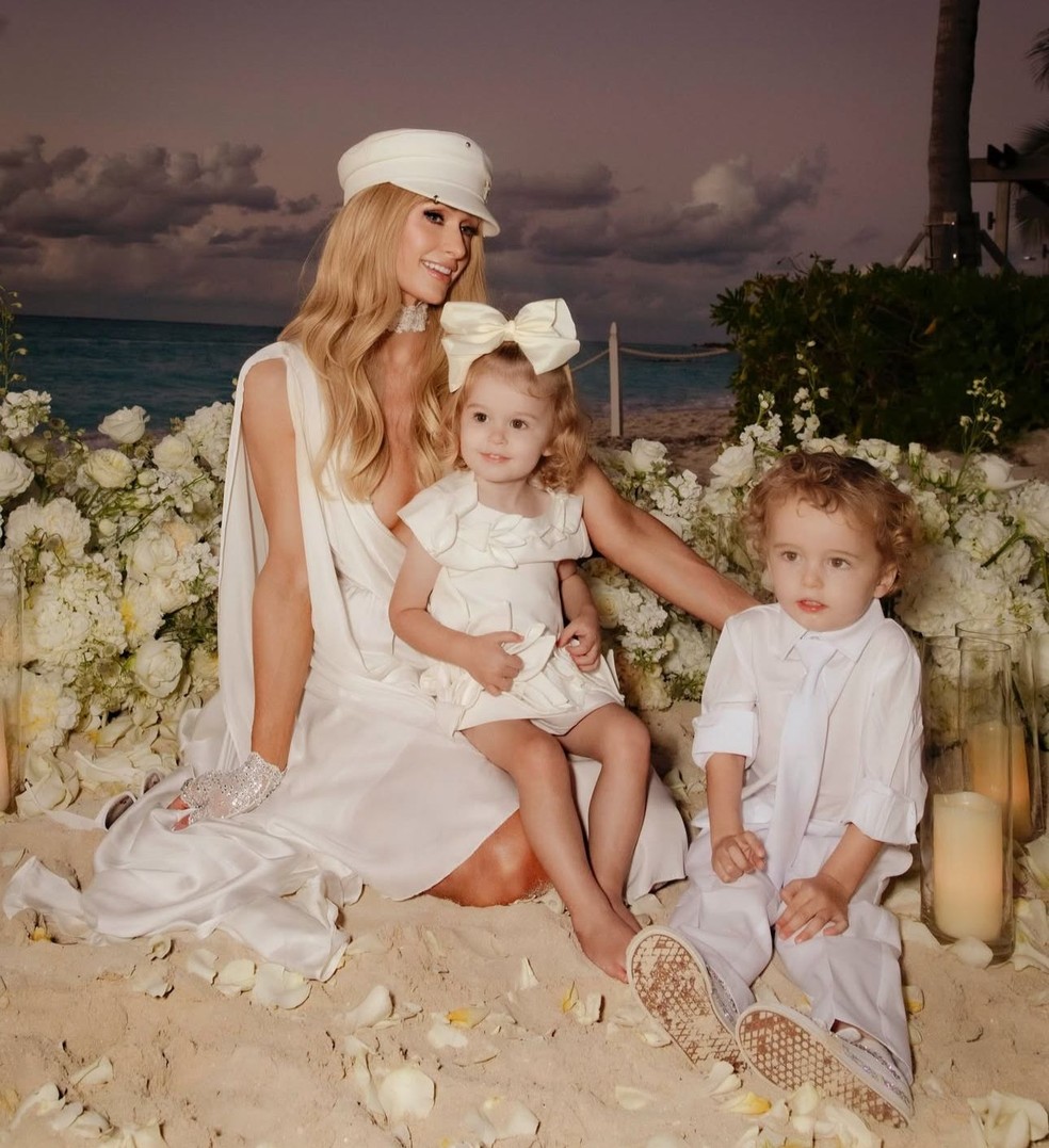 Paris Hilton renova votos de casamento com Carter Reum
