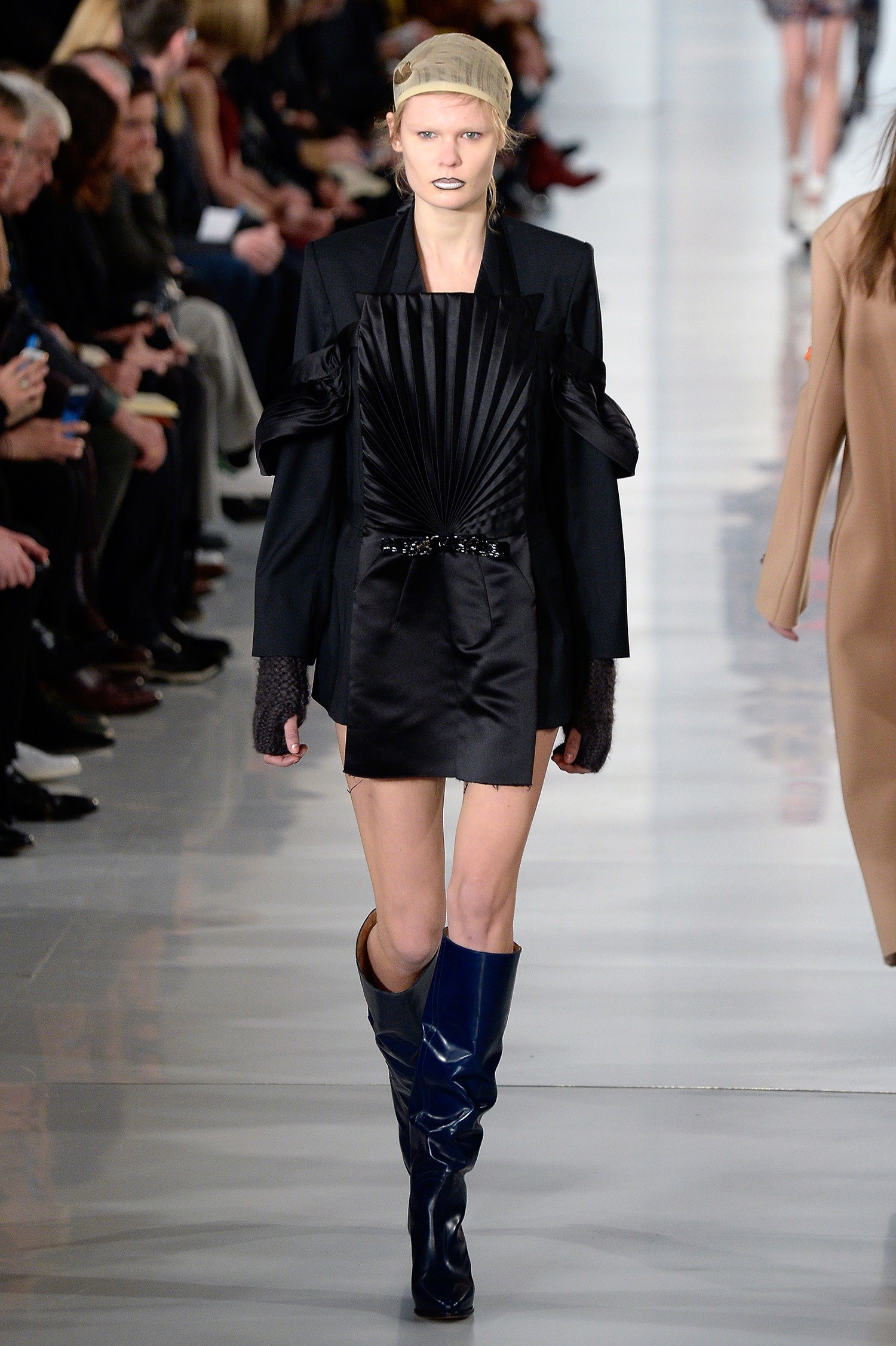 Maison Margiela brinca com o contraste de materiais no inverno 2017