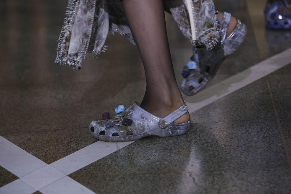 Crocs fashionistas? Christopher Kane aposta em sapatos duvidosos para ...