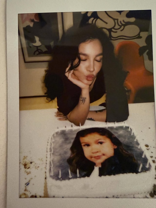 Priscilla Alcântara ganha bolo personalizado no dia de seu aniversário