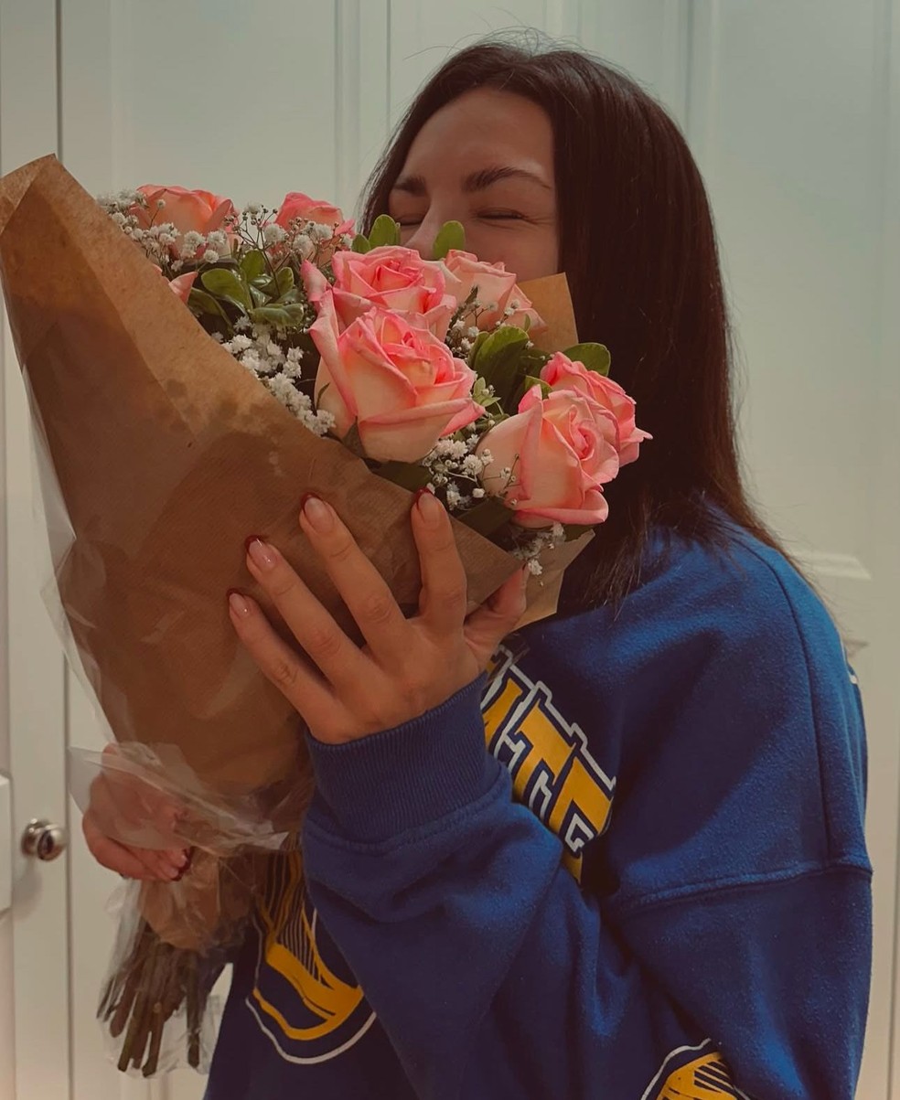 Kéfera Buchmann ganha flores e faz mistério