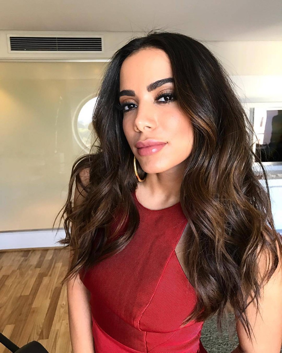 Poderosa! Anitta aposta em mini vestido vermelho para evento em São ...