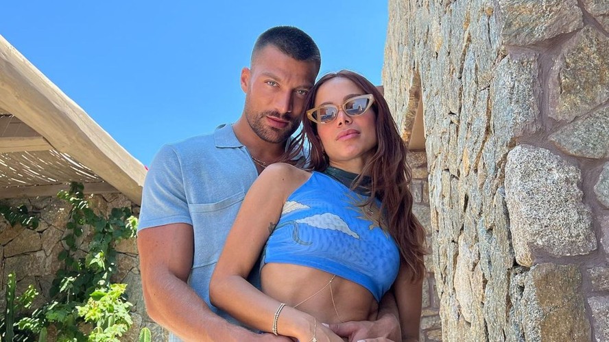 Anitta abre álbum das férias com Simone Susinna em Mykonos, na Grécia