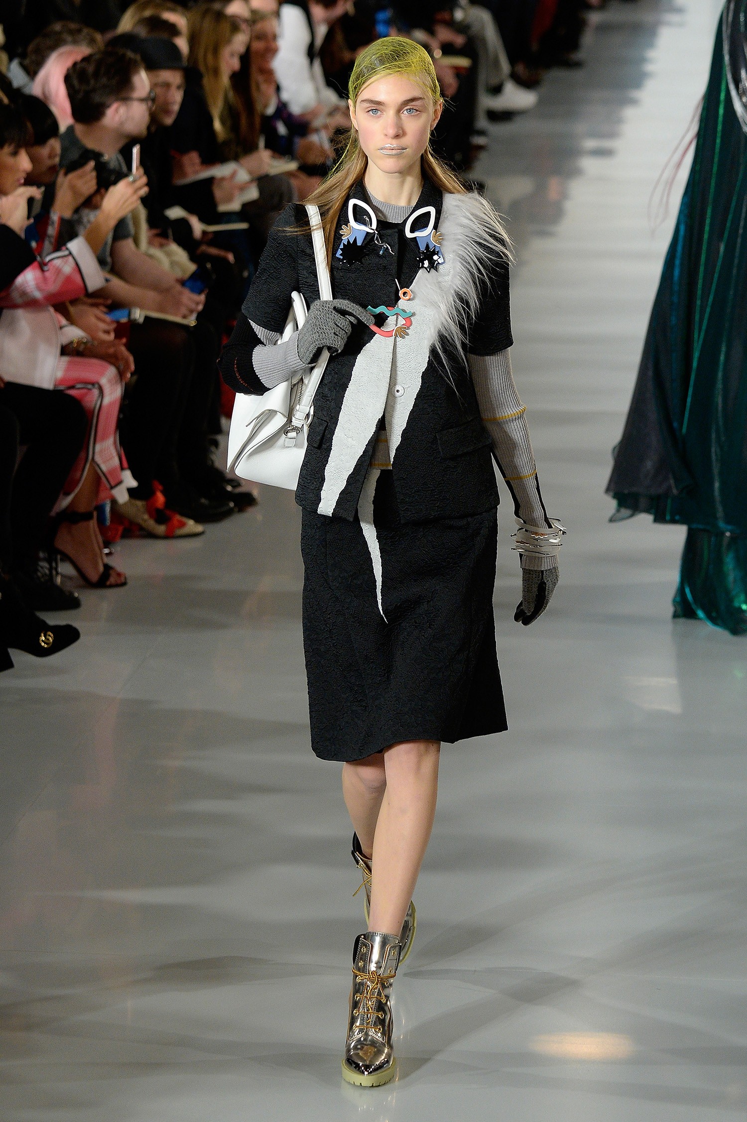 Maison Margiela brinca com o contraste de materiais no inverno 2017