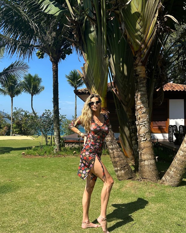 Mariana Weickert abre álbum de viagem a Angra dos Reis